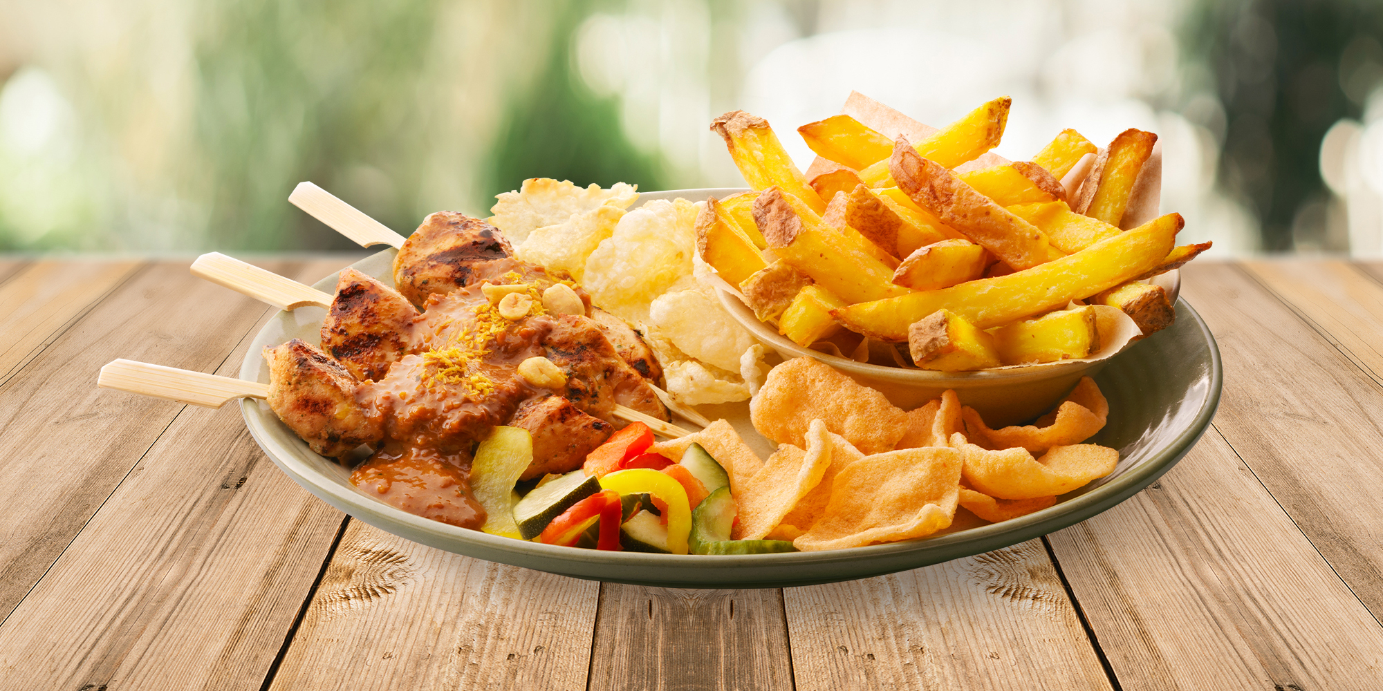 Kipsaté met frites en atjar - La Place